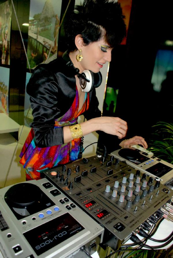 Sara Castro deslumbra en la feria ITB en Berlín | LatinOL.com Vida Social