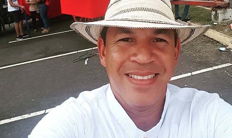 Luis Casis apoyando al pequeño Daniel | LatinOL.com Vida Social