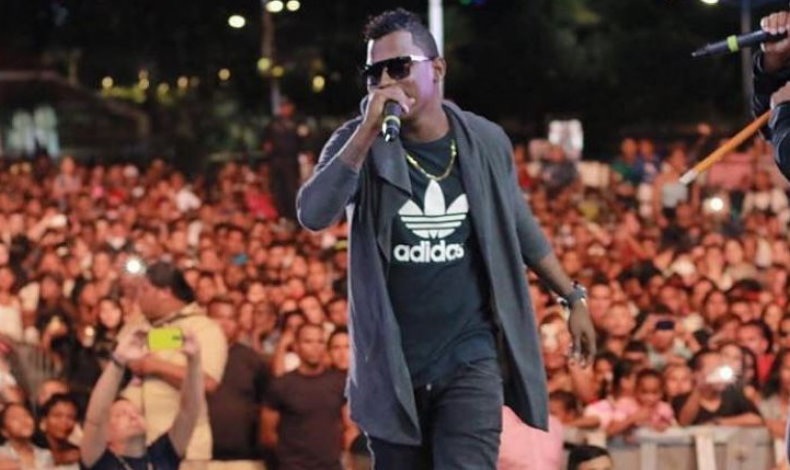 Yemil esta a la espera de poder firma con algún Sello musical grande ...