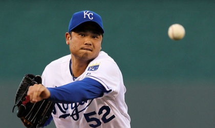 Bruce Chen gana su primer partido de la temporada en las Grandes Ligas ...