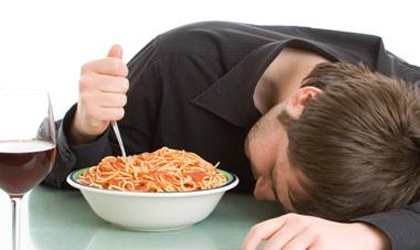 ¿Sabes por qué te da sueño al comer? | LatinOL.com Vida Social