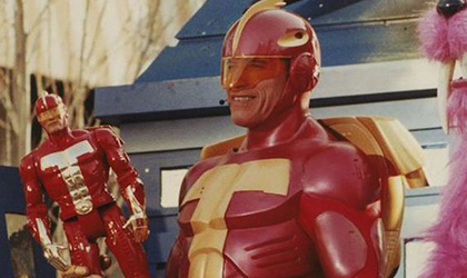 Arnold Schwarzenegger disfrazado de Turbo Man sale de la pantalla para ...